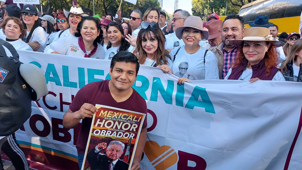 Funcionarios de Baja California acuden a marcha pro-AMLO