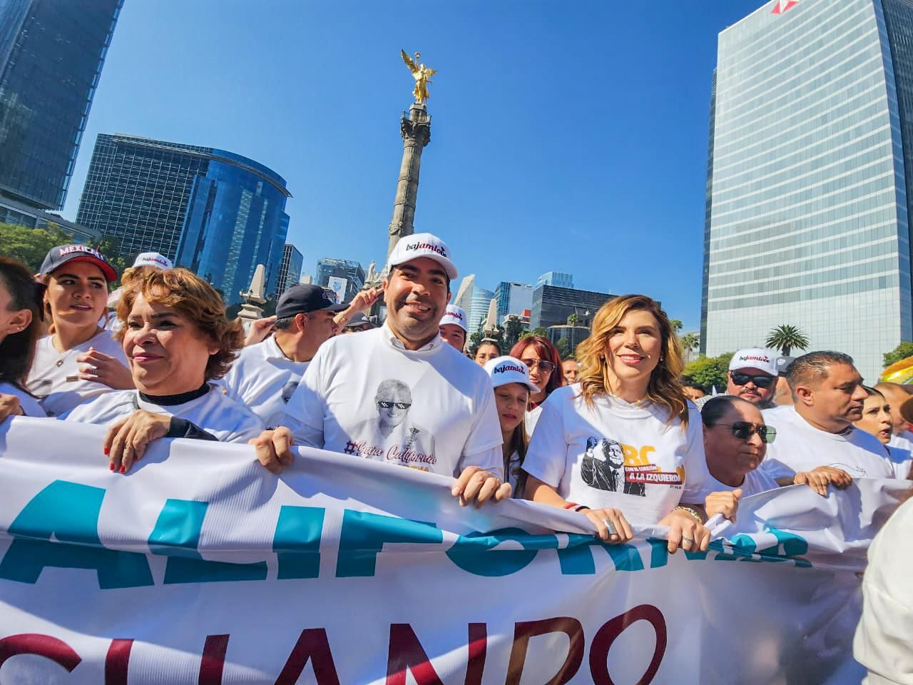 Funcionarios de Baja California acuden a marcha pro-AMLO