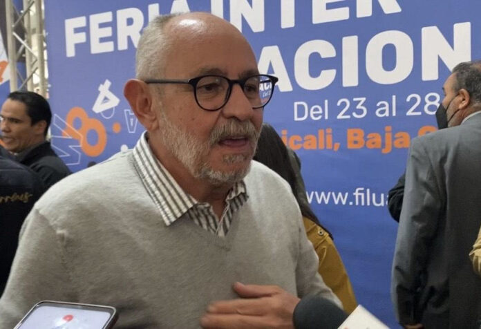 Reconocen trayectoria del escritor Benito Taibo